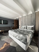 Minibar, cofre no quarto, secretária, quartos insonorizados