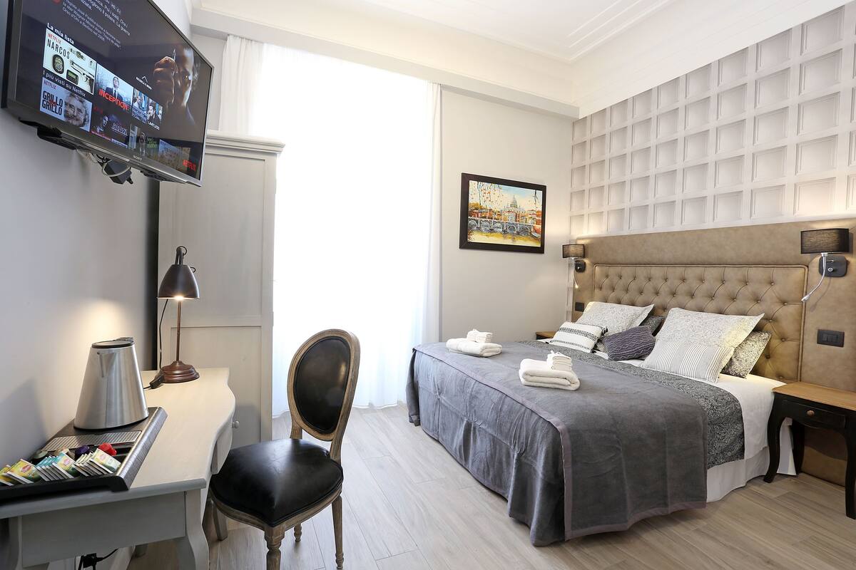 Quarto Triplo Deluxe, 1 quarto, frigorífico | 1 quarto, roupa de alta qualidade, cofre no quarto, secretária 
