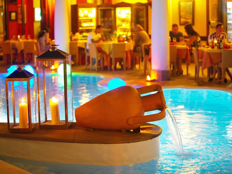 Serviço de café da manhã, almoço, jantar; restaurante ao ar livre