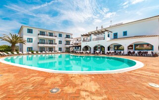 Piscina externa, funciona das 10h às 19h, guarda-sóis, espreguiçadeiras