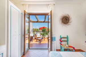 Quarto luxo, terraço, vista para a piscina | Frigobar, cofres nos quartos, cortinas blackout, Wi-Fi