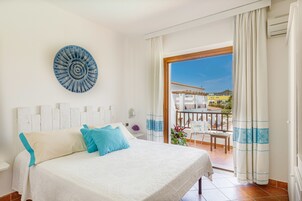 Quarto casal superior, sacada, vista para a piscina | Frigobar, cofres nos quartos, cortinas blackout, Wi-Fi