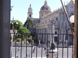 Um edifício histórico com arquitetura clássica, incluindo cúpulas e estátuas.
