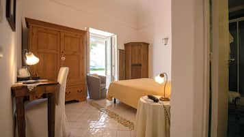 Quarto casal standard, vista parcial para o mar | Frigobar, cofres nos quartos, Wi-Fi de cortesia, roupa de cama