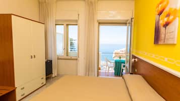 Quarto Duplo, vista para o mar | Minibar, secretária