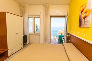 Quarto Duplo, vista para o mar | Minibar, secretária