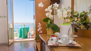 Quarto Duplo, vista para o mar | Minibar, secretária