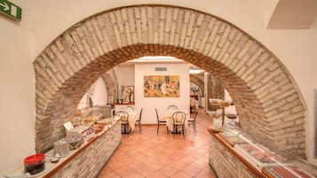 Café da manhã continental todos os dias (EUR 5 por pessoa)