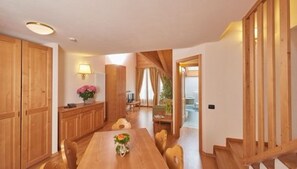 Apartamento | Minibar, cofre no quarto, secretária, cortinas/cortinados opacos 