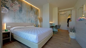 Quarto Duplo Comfort (with extra bed) | Cofre no quarto, secretária