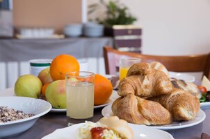 Café da manhã com buffet grátis todos os dias