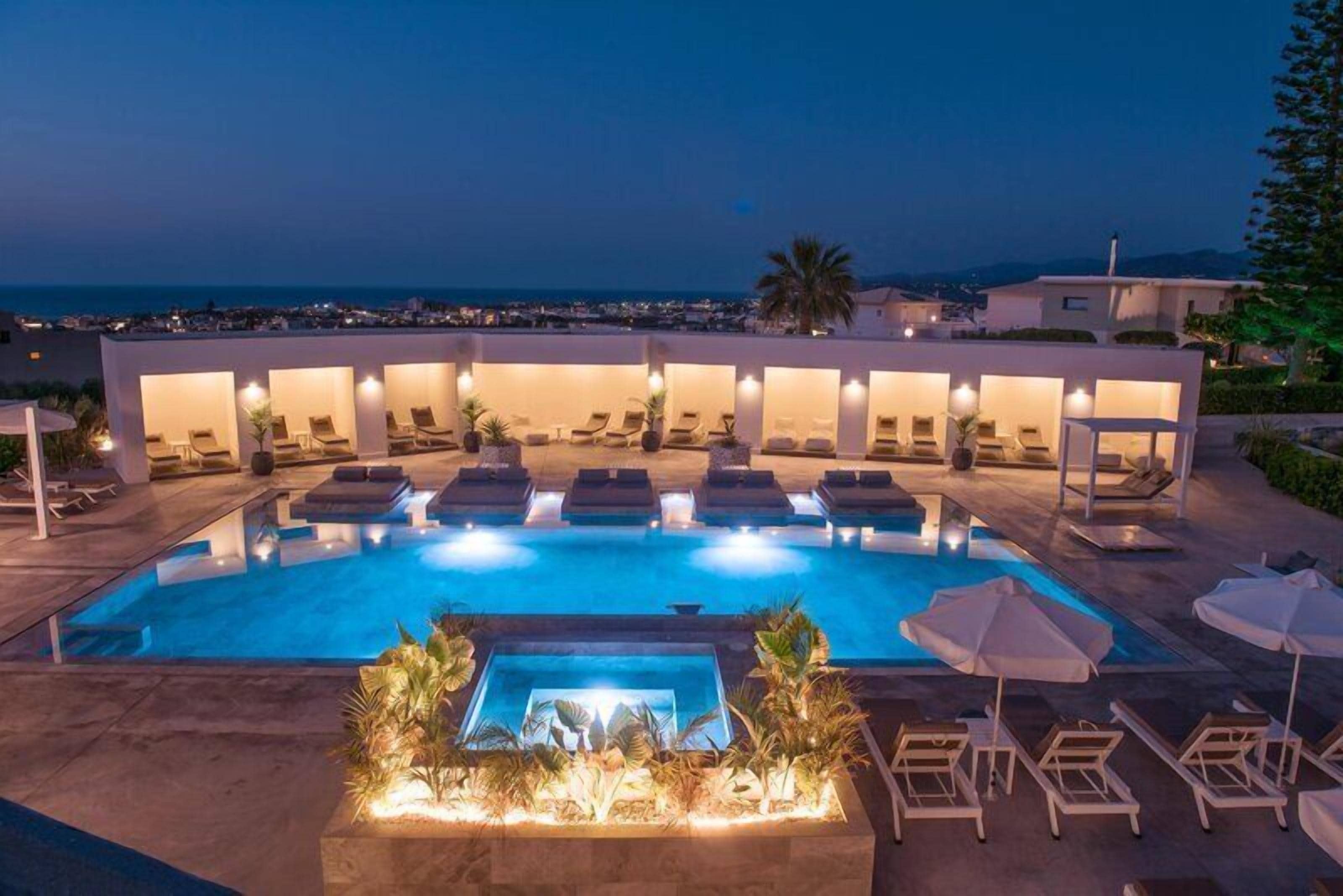 3 piscinas exteriores, guarda-sóis, espreguiçadeiras 