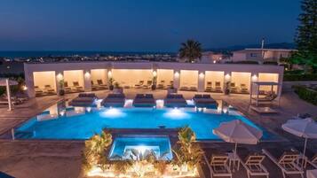 3 piscinas exteriores, guarda-sóis, espreguiçadeiras