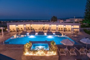 3 piscinas exteriores, guarda-sóis, espreguiçadeiras 