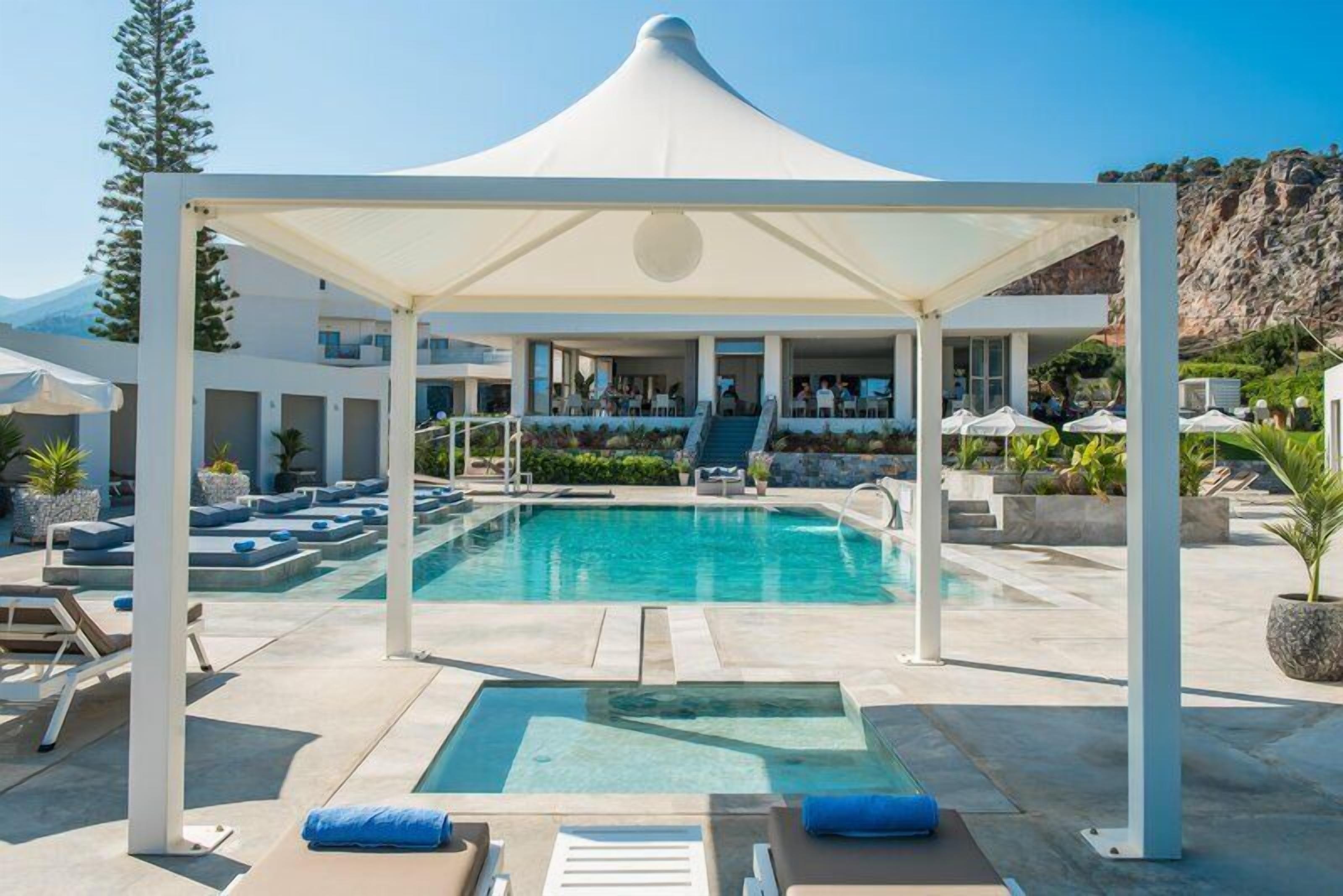 3 piscinas externas, guarda-sóis, espreguiçadeiras