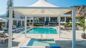 3 piscinas externas, guarda-sóis, espreguiçadeiras