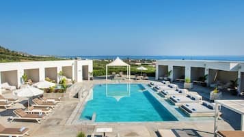 3 piscinas exteriores, guarda-sóis, espreguiçadeiras