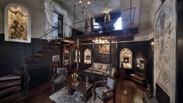 Um quarto luxuoso com uma cama grande, um candelabro e detalhes ornamentados.