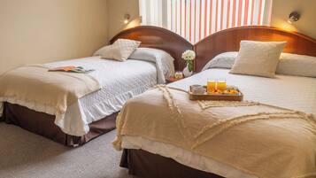 Quarto Duplo Deluxe | Edredões de penas, minibar, cofre no quarto