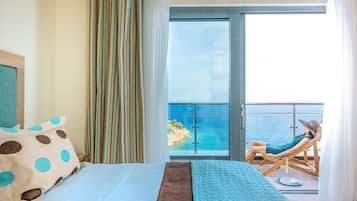 Quarto superluxo, piscina particular, vista para o mar | Vista da sacada