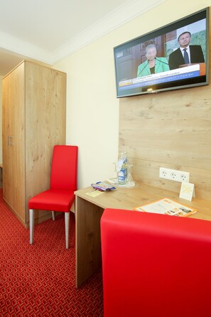 Roupas de cama antialérgicas, cofres nos quartos, escrivaninha