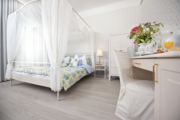 Quarto Duplo Superior | Roupa hipoalergénica, minibar, cofre no quarto, secretária