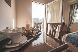 Quarto Duplo, varanda, vista para o mar | Roupa de alta qualidade, edredões de penas, minibar, cofre no quarto 