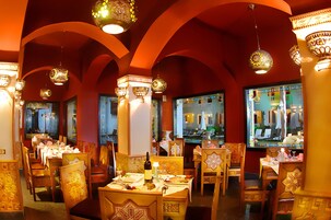 2 restaurantes, pequenos-almoços servidos, cozinha internacional