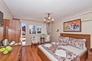 Frigobar, cofres nos quartos, escrivaninha