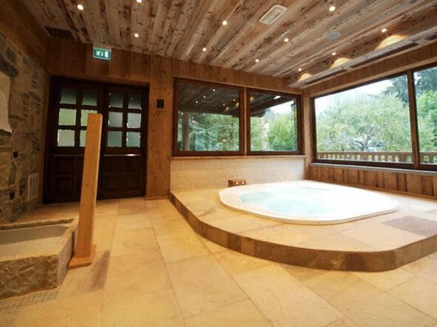 Banheira de hidromassagem interior