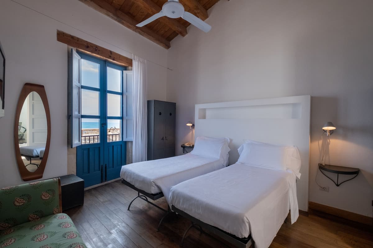 Minibar, cofre no quarto, secretária, ferro/tábua de engomar