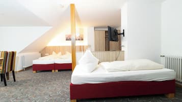 Quarto Triplo | Minibar, secretária, quartos insonorizados, ferro/tábua de engomar