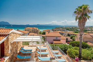 Terraço com espreguiçadeiras