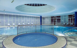 Piscina interior, piscina exterior 