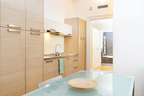 Geladeira grande, micro-ondas, cooktop, cafeteira/chaleira