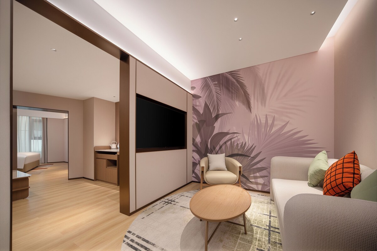 Suíte luxo, 1 cama King | Ferros/tábuas de passar roupa, Wi-Fi de cortesia