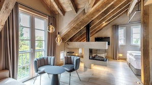 Quarto estilo loft moderno com uma grande janela, lareira e um espaço de estar aconchegante.