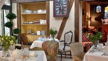 Café da manhã continental todos os dias (EUR 20 por pessoa)