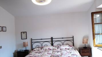 Quarto casal luxo | Escrivaninha, espaço de trabalho para notebook, Wi-Fi de cortesia
