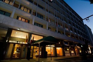 Fachada do alojamento (tarde/noite)