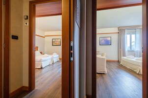 Quarto família, quartos conectados | Edredons de pluma, frigobar, cofres nos quartos, escrivaninha