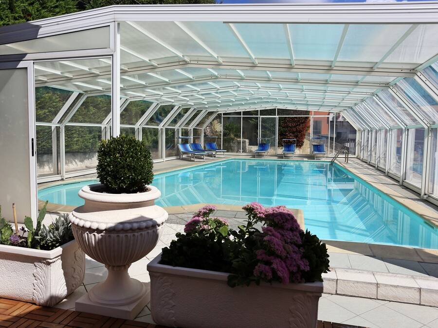 Piscina externa sazonal, funciona das 10h às 19h, espreguiçadeiras