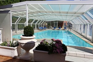 Piscina externa sazonal, funciona das 10h às 19h, espreguiçadeiras