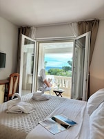 Quarto casal, sacada | Frigobar, cofres nos quartos, escrivaninha, Wi-Fi de cortesia