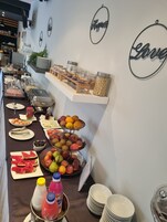 Café da manhã com buffet grátis todos os dias