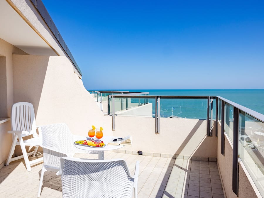 Minibar, cofre no quarto, com decoração personalizada, secretária