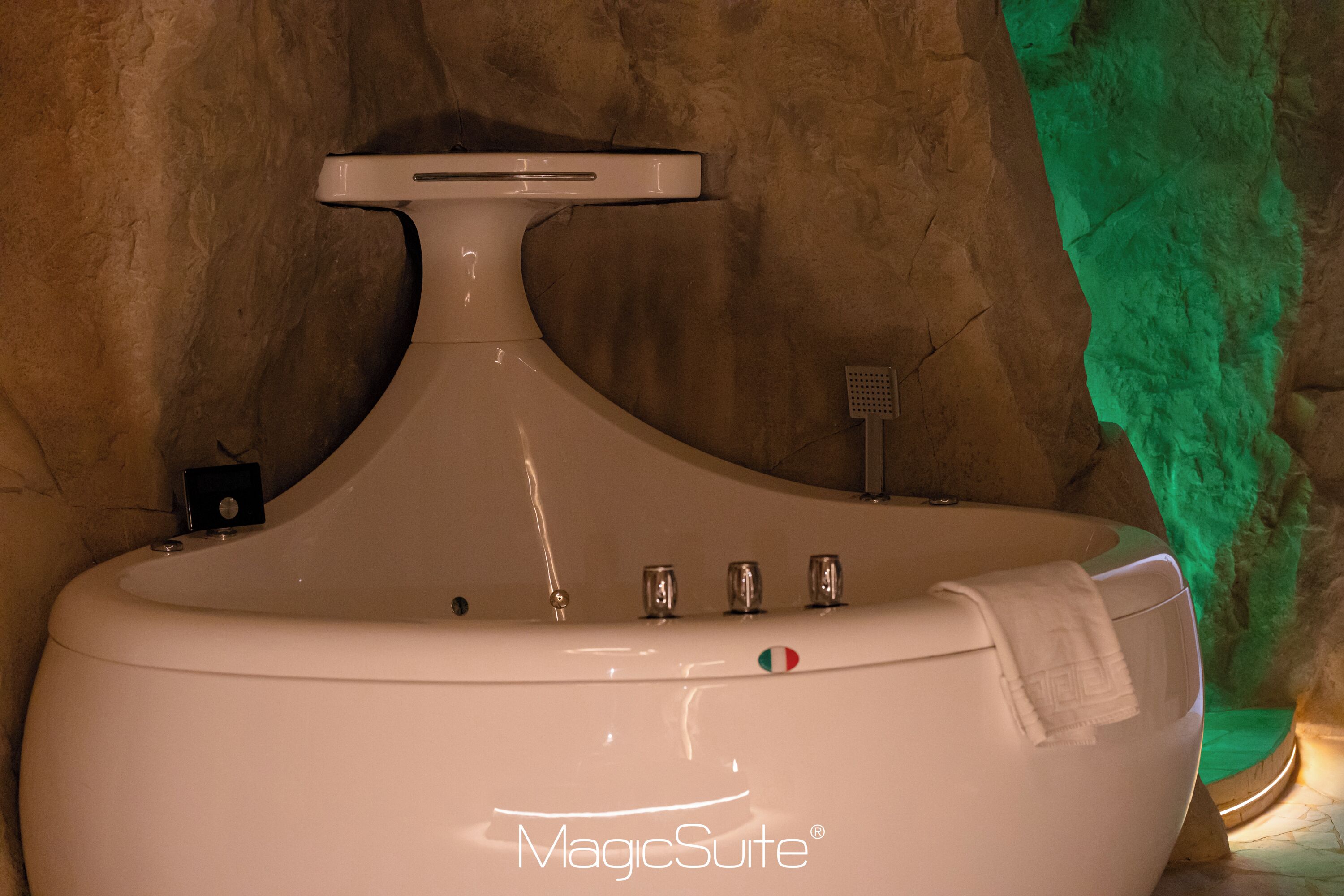 Uma banheira de hidromassagem com painel de controle e uma toalha.