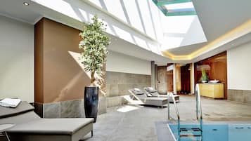 Piscina interna, piscina externa, guarda-sóis, espreguiçadeiras