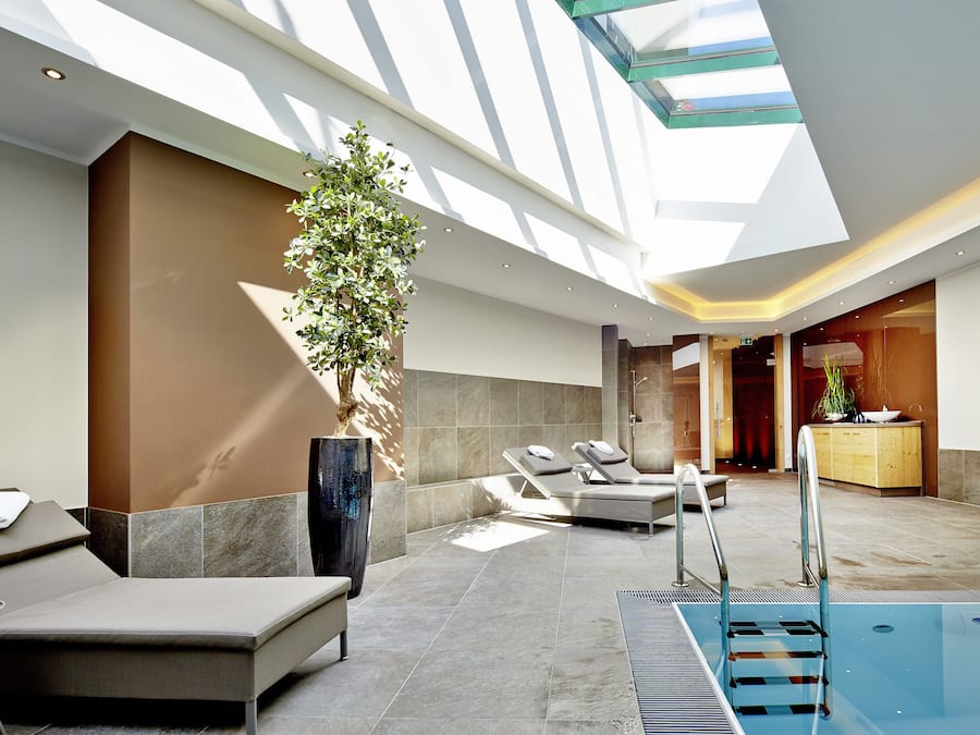 Piscina interior, piscina exterior, guarda-sóis, espreguiçadeiras