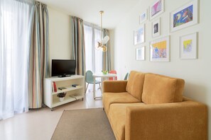 Suite Superior, varanda (1, 2 and 3 pax) | Sala | Televisor de ecrã plano de 32 polegadas com canais digitais, televisor 